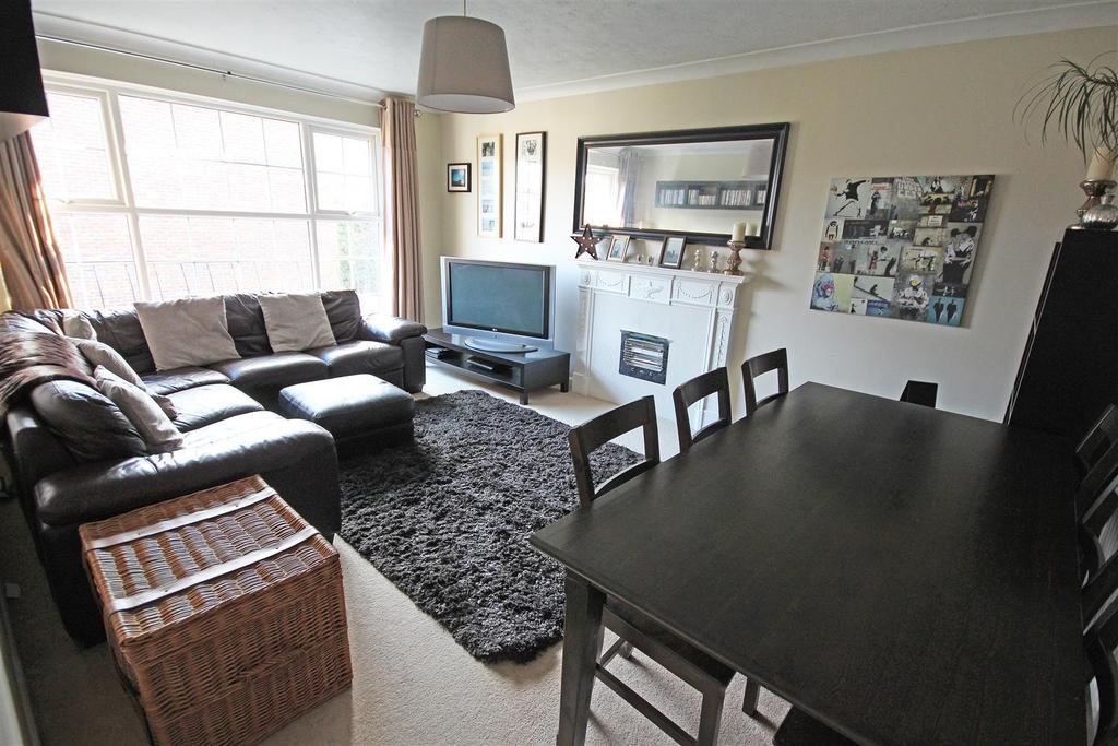 Regency Court, Withdean Rise, Brighton 2 bed flat - £1,295 pcm (£299 pw)