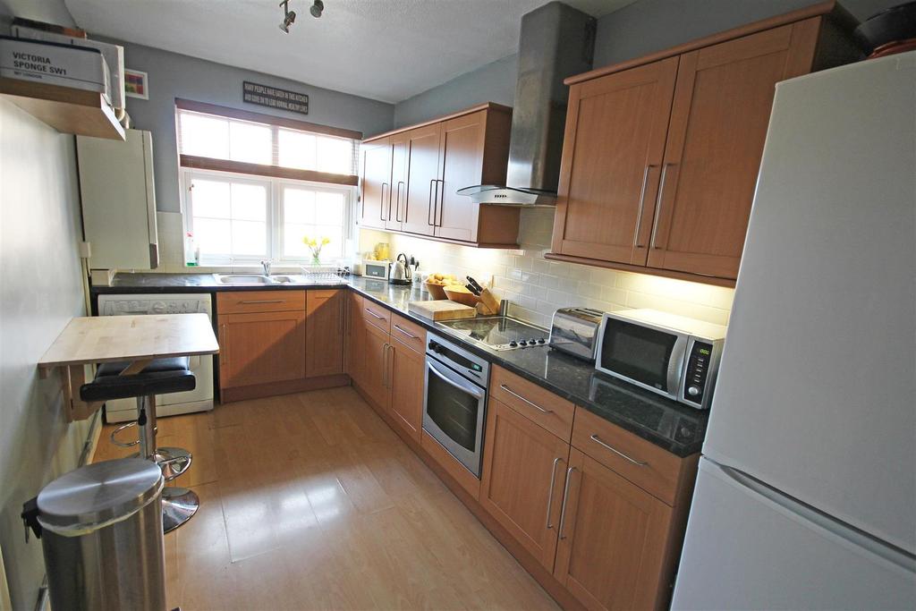 Regency Court, Withdean Rise, Brighton 2 bed flat - £1,295 pcm (£299 pw)