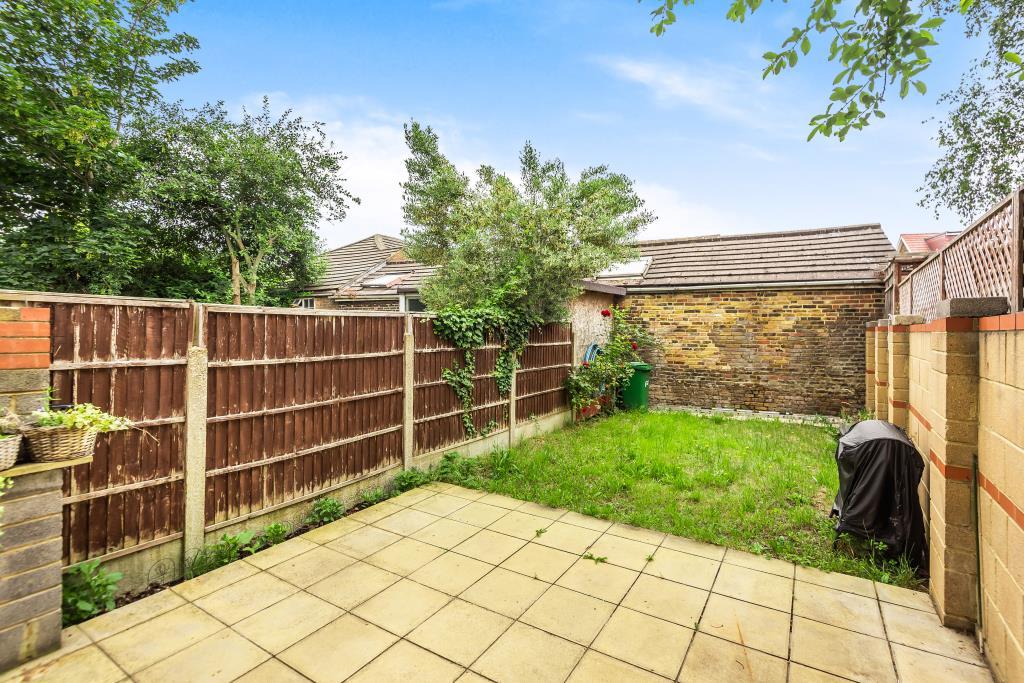 Hillside, Slough, SL1 3 bed end of terrace house - £1,300 pcm (£300 pw)