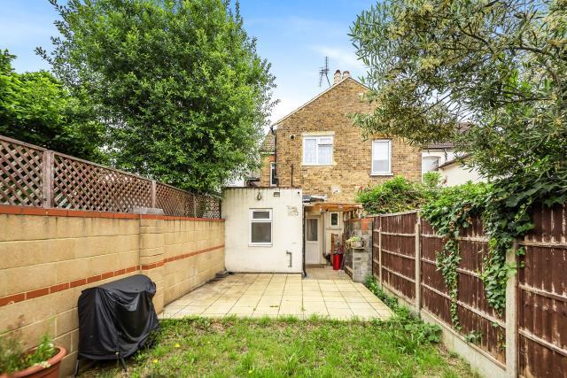 Hillside, Slough, SL1 3 bed end of terrace house - £1,300 pcm (£300 pw)
