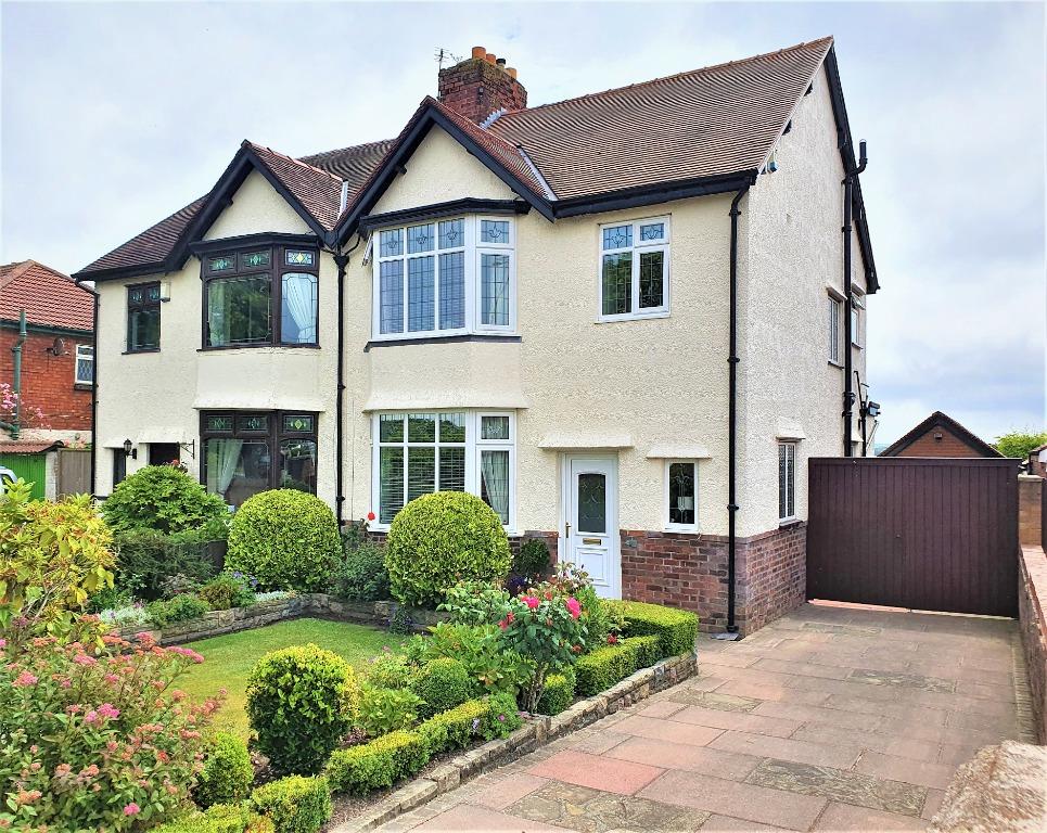Guildford Road, Southport, PR8 3 bed semi-detached house - £250,000