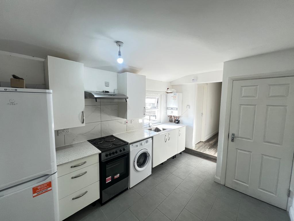 High Street, Enfield, EN3 4DH 1 bed flat - £1,545 pcm (£357 pw)