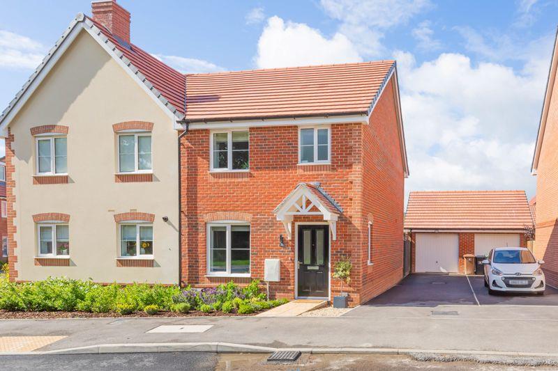 Tom Gaughan Way, Didcot 3 bed semi-detached house - £375,000