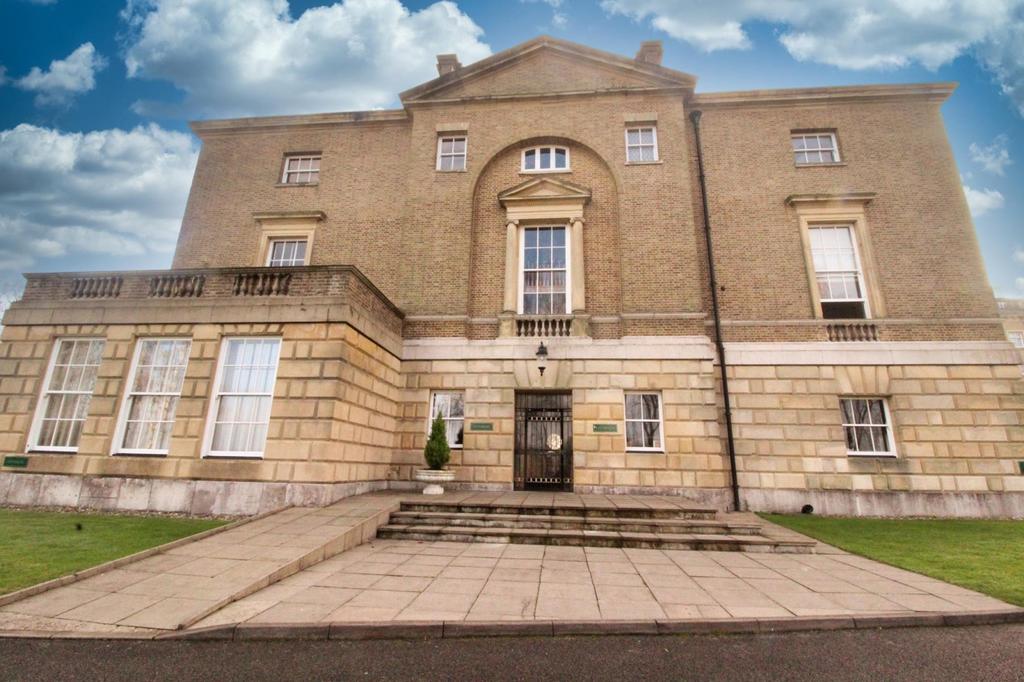 Thorndon Hall, Thorndon Park, CM13 1 bed apartment - £299,995