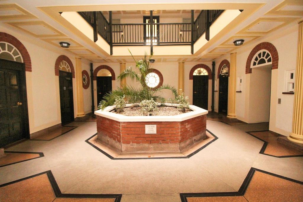 Thorndon Hall, Thorndon Park, CM13 1 bed apartment - £299,995