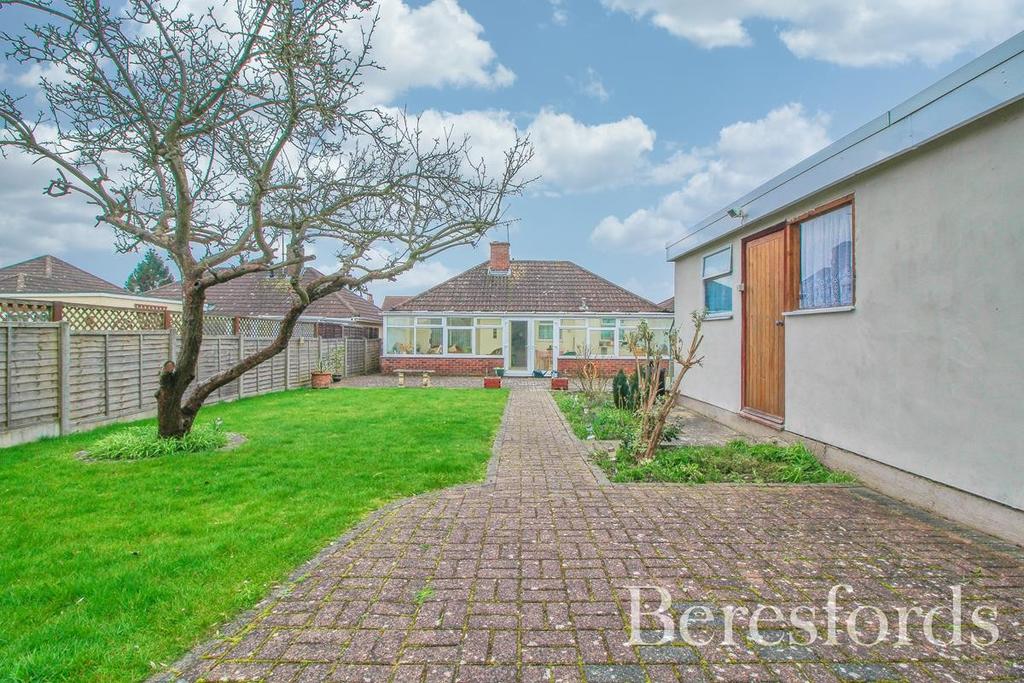 Bergholt Road Colchester Co4 2 Bed Bungalow £325 000
