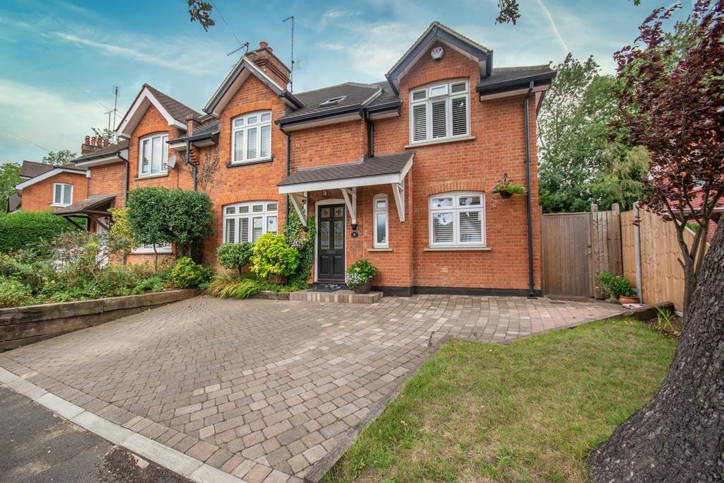 Rayleigh Road Hutton Cm13 4 Bed Semi Detached House £700 000