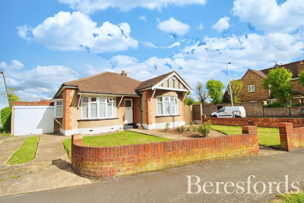 Moor Lane, Upminster, RM14 3 bed bungalow - £599,995