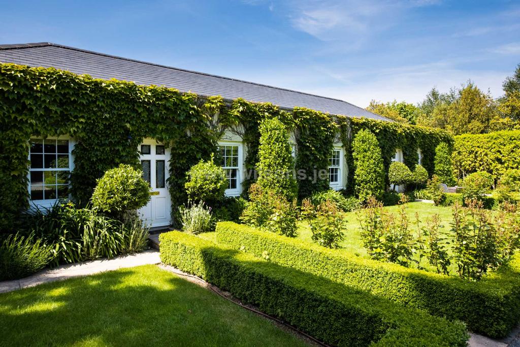 Trinity 9 bed manor house - £32,000,000
