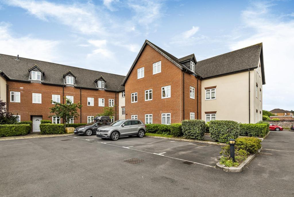 Overton Court, Tongham, Farnham, GU10 2 bed flat - £260,000