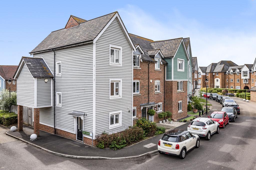 The Lakes, Larkfield 3 bed townhouse - £400,000