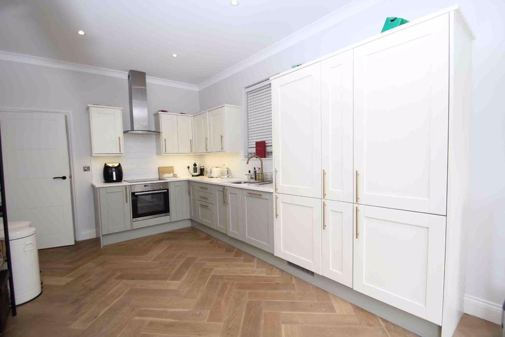 Roehampton Lane, London 2 bed flat - £2,150 pcm (£496 pw)