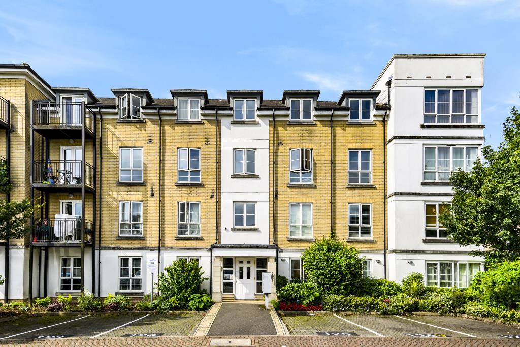 Knaphill, Surrey, GU21 2 bed flat - £260,000
