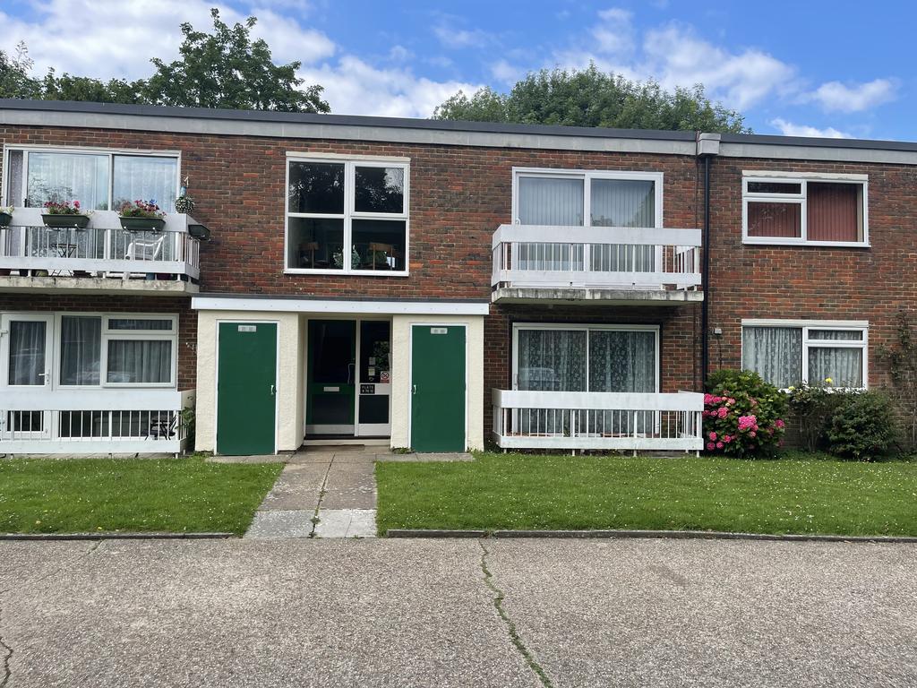 Glendon House, Brighton Road, Crawley... 2 bed flat - £1,095 pcm (£253 pw)