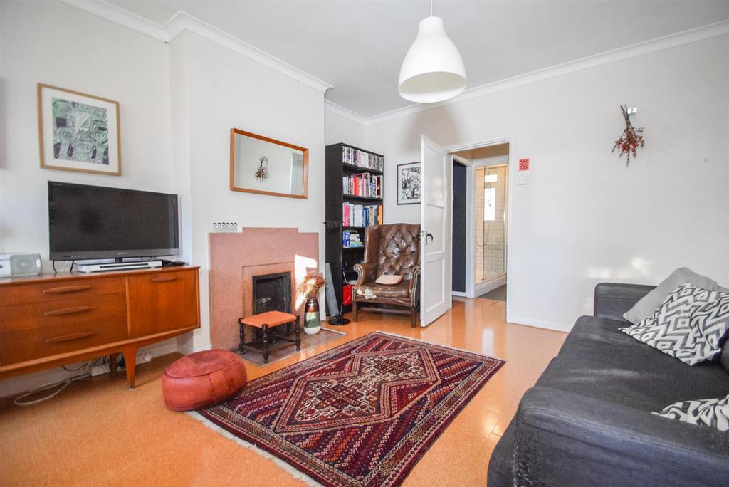 Matthias Road, N16 3 bed flat - £450,000