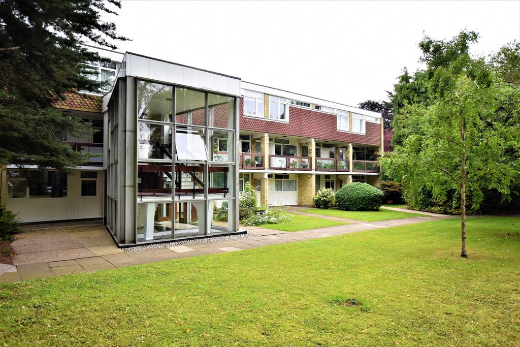 Moat Court, Court Road, Eltham, SE9 2 bed flat - £1,250 pcm (£288 pw)