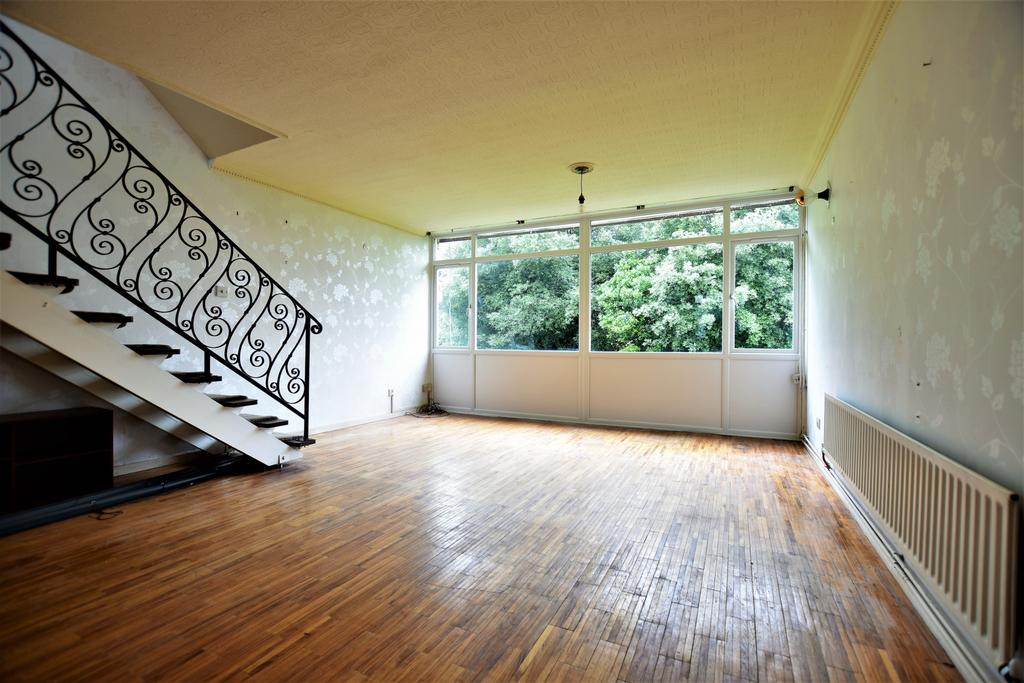 Moat Court, Court Road, Eltham, SE9 2 bed flat - £1,250 pcm (£288 pw)