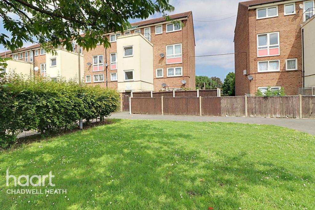 Gosfield Road, Dagenham 3 bed maisonette - £280,000