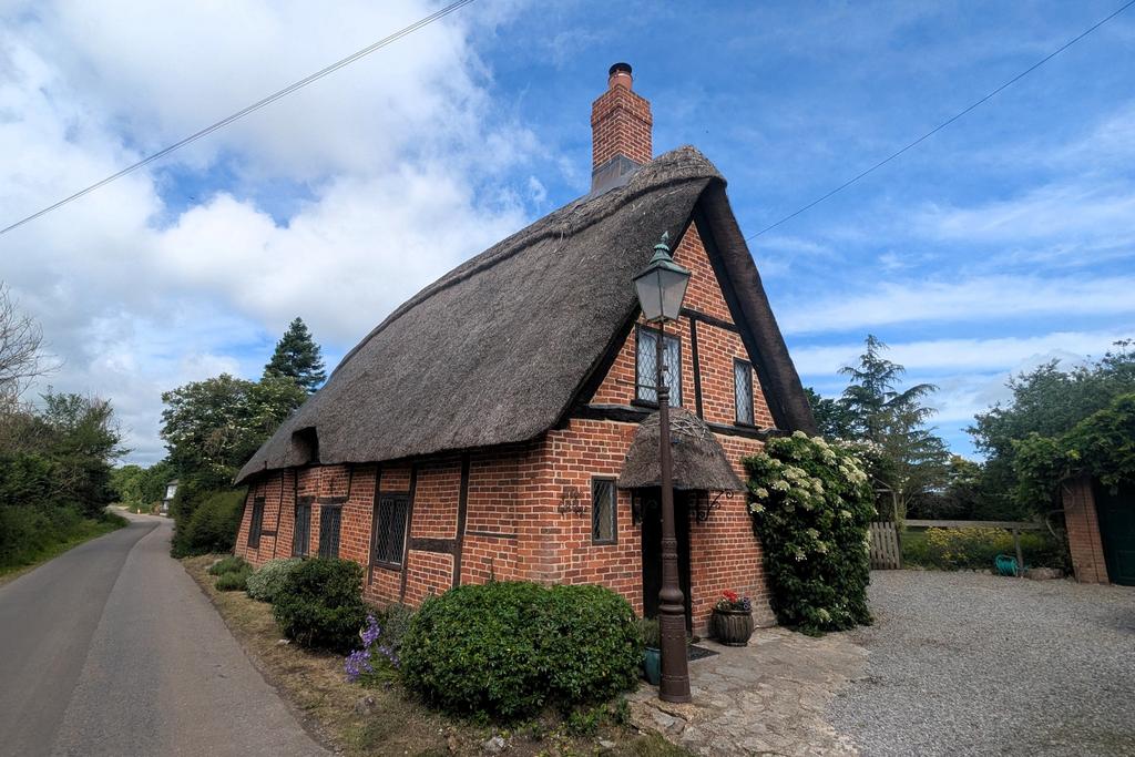 Fordingbridge Fryern Court Road ... 3 bed cottage - £2,300 pcm (£531 pw)
