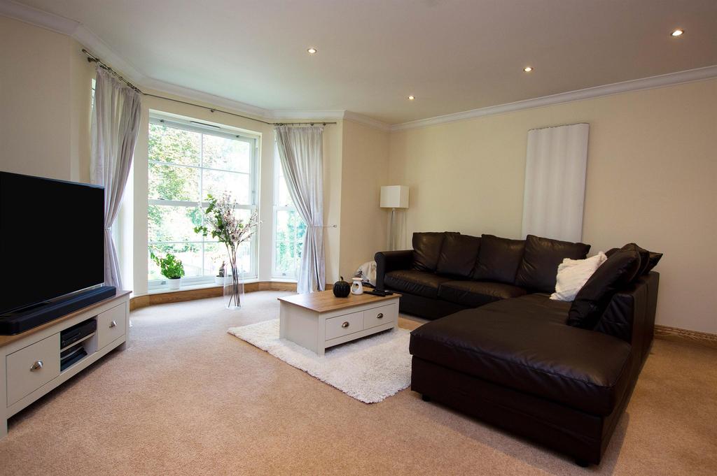 Radford Bank Gardens, Darwen, BB3 2PE 2 bed ground floor flat - £149,950