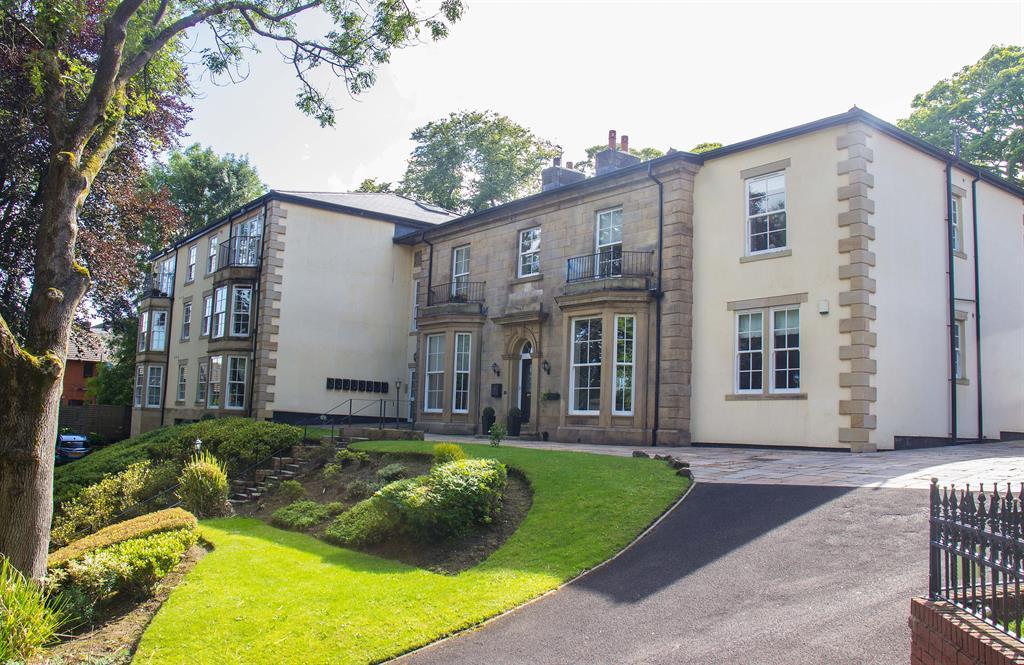 Radford Bank Gardens, Darwen, BB3 2PE 2 bed ground floor flat - £149,950