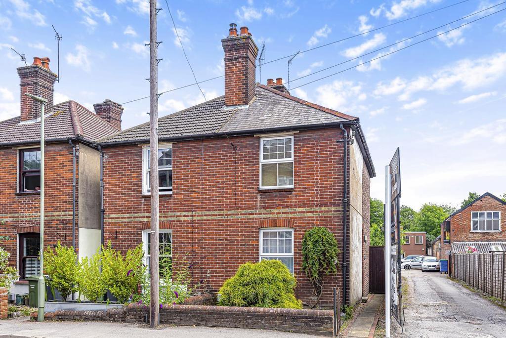 Walnut Tree Close, Guildford, GU1 2 bed semi-detached house - £350,000