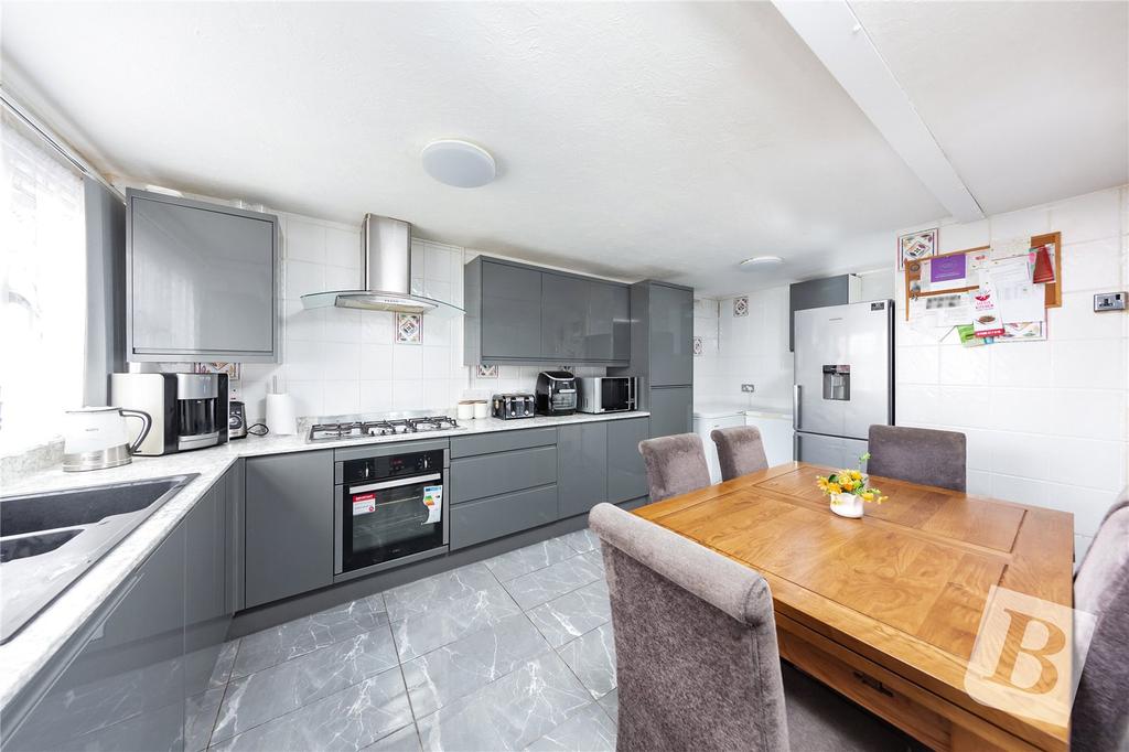 Rayside, Basildon, SS14 3 bed terraced house - £280,000