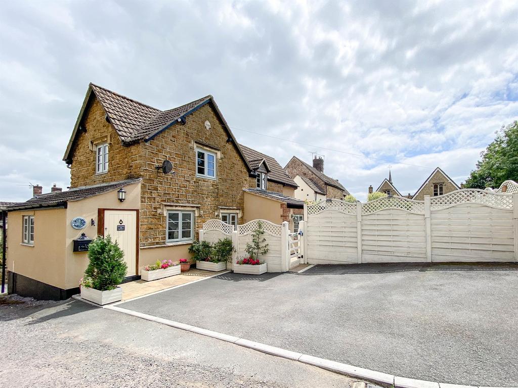 High Street, Cam, Dursley, GL11 5JZ 3 bed detached house - £375,000