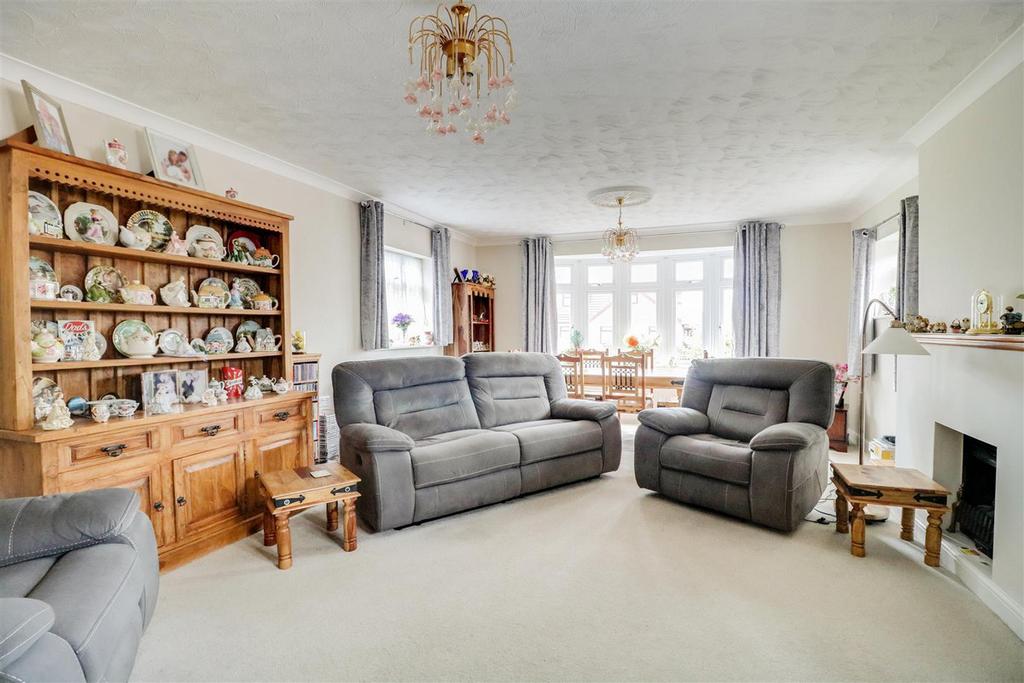 Lascelles Gardens, Rochford, SS4 4 bed detached bungalow - £550,000