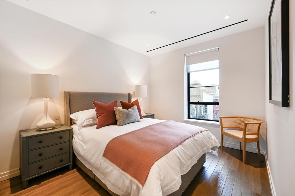 Little Portland Street, London, W1W 2 bed flat - £5,200 pcm (£1,200 pw)