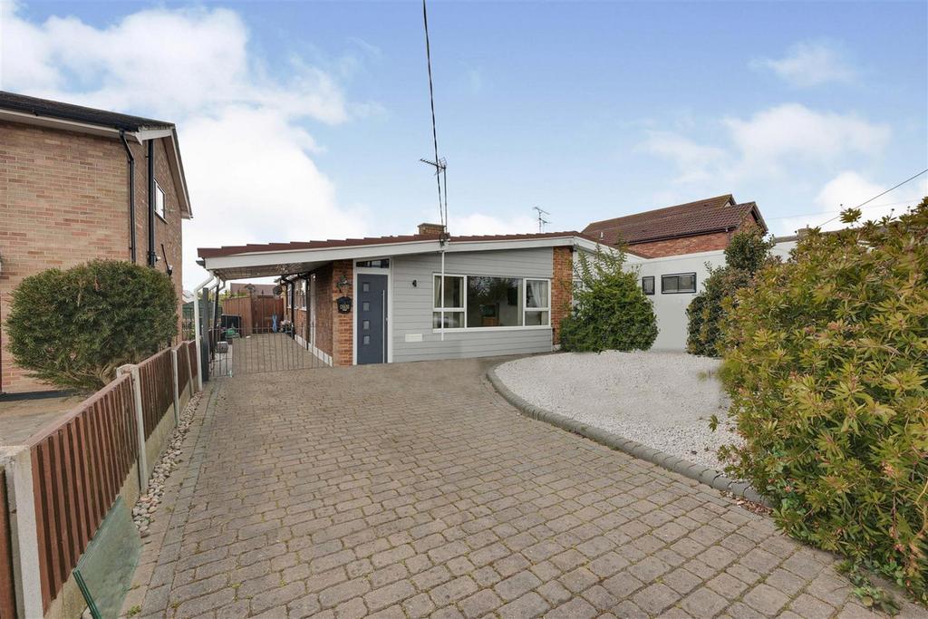 Villa Road, Benfleet, SS7 3 bed semi-detached bungalow - £325,000