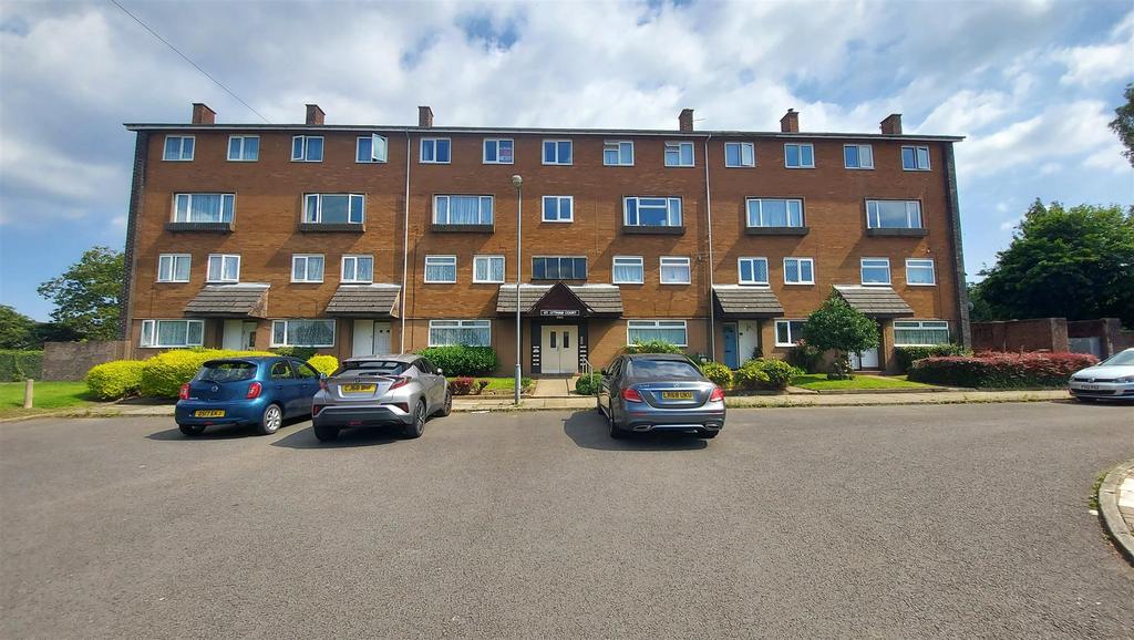 St Lythams Court, Hengoed Close... 3 bed apartment - £675 pcm (£156 pw)
