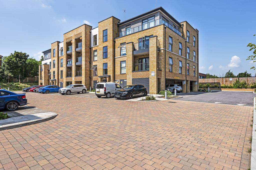 Bracknell, Berkshire, RG12 2 bed flat - £280,000