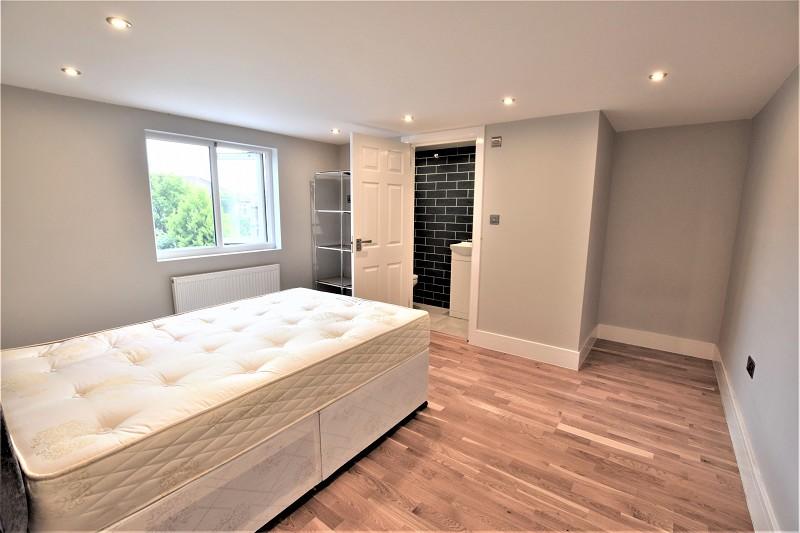 Whitney Avenue, Ilford, Essex. IG4 5PN 1 bed in a house share - £700 ...