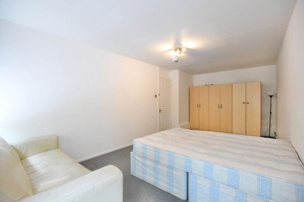 Scarba Walk, N1 4 bed terraced house - £3,000 pcm (£692 pw)