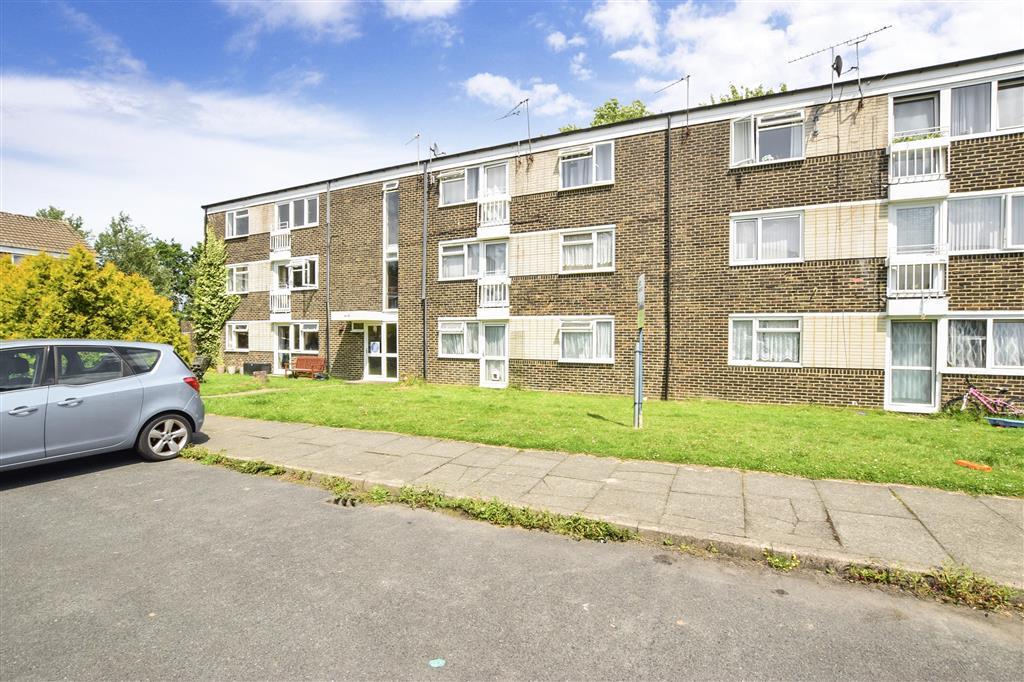 Dedisham Close, Crawley, West Sussex 2 bed flat - £225,000