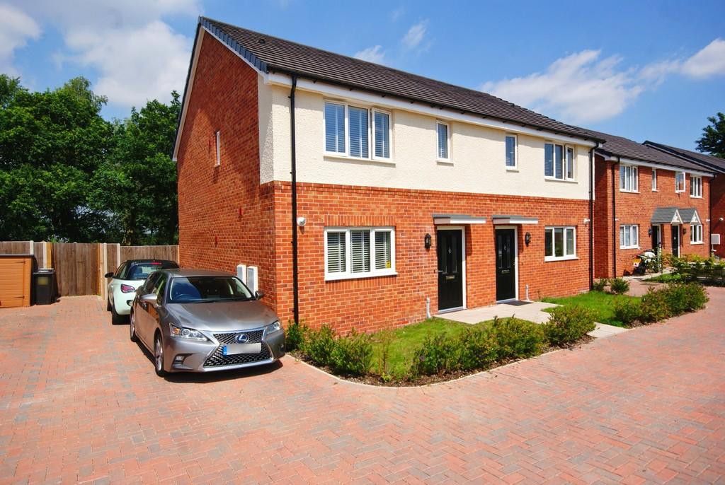 Nightingale Close, South Hykeham 3 bed semi-detached house - £77,000