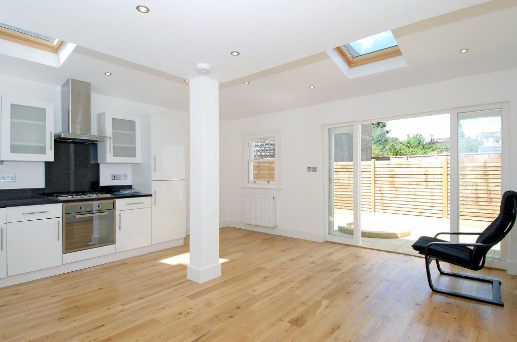 Oldridge Road Balham SW12 3 bed flat - £2,500 pcm (£577 pw)