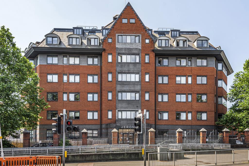 Verona Apartments, Berkshire, SL1 1 bed apartment - £1,000 pcm (£231 pw)
