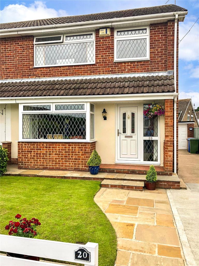 Hall Road, Sproatley, Hull, HU11 3 bed semi-detached house - £200,000