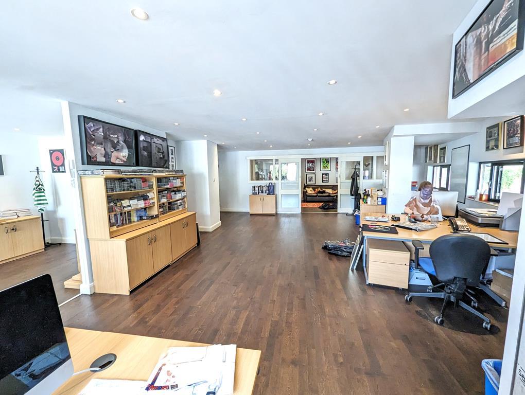 LARGE OFFICE TO LET WELLINGTON ROAD... Office to rent - £4,150 pcm (£ ...
