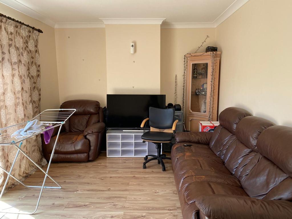 Burnside Road Dagenham Rm8 3 Bed Terraced House £1 600 Pcm £369 Pw