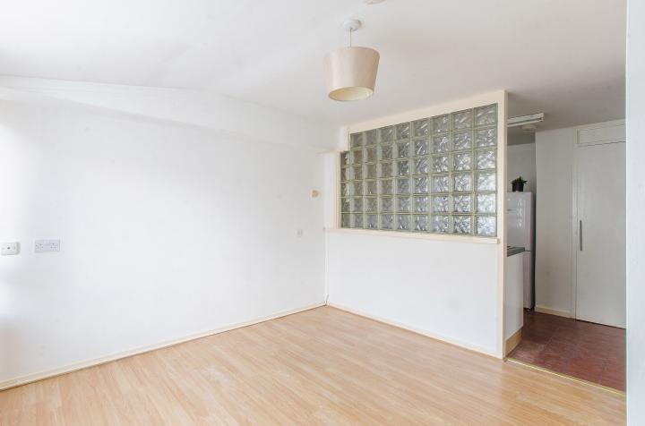 14 Burchell Road, London, SE15 2ST 1 bed apartment - £200,000