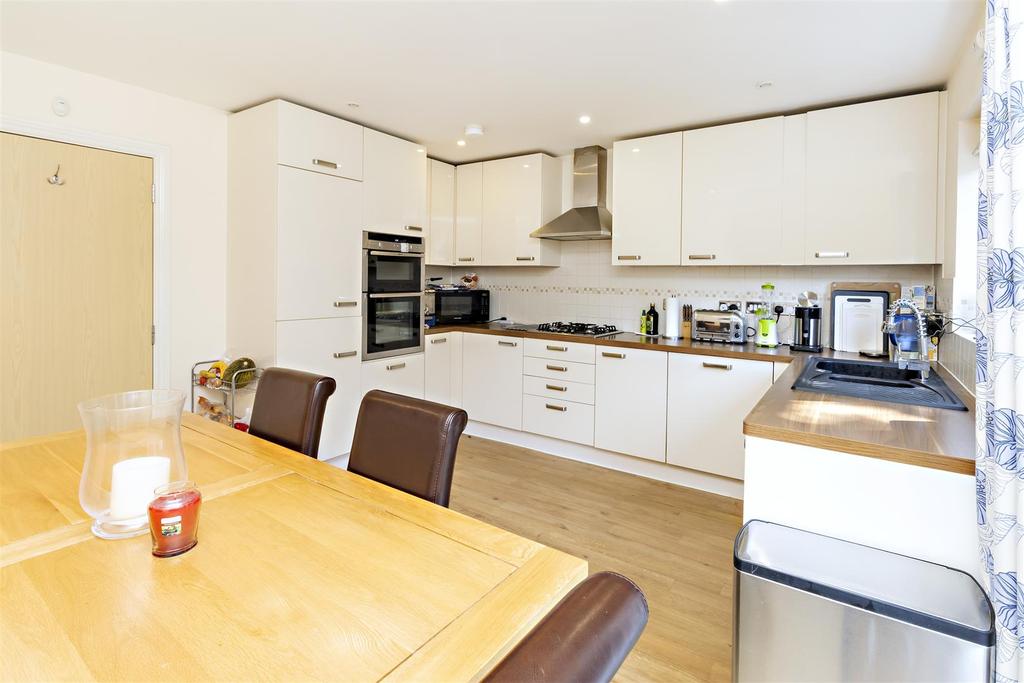 Curo Park, Frogmore, St. Albans 3 bed semi-detached house - £550,000