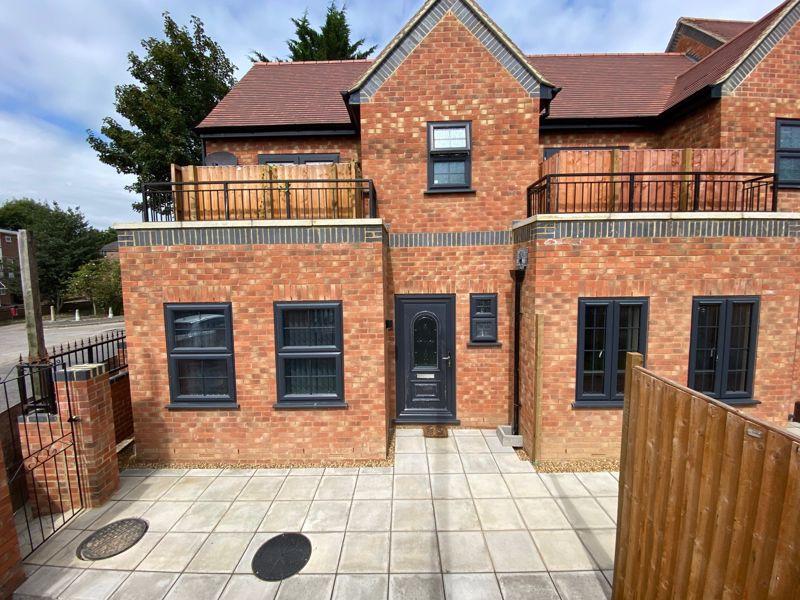 Springfield Road, Chesham 1 bed terraced house - £1,100 pcm (£254 pw)