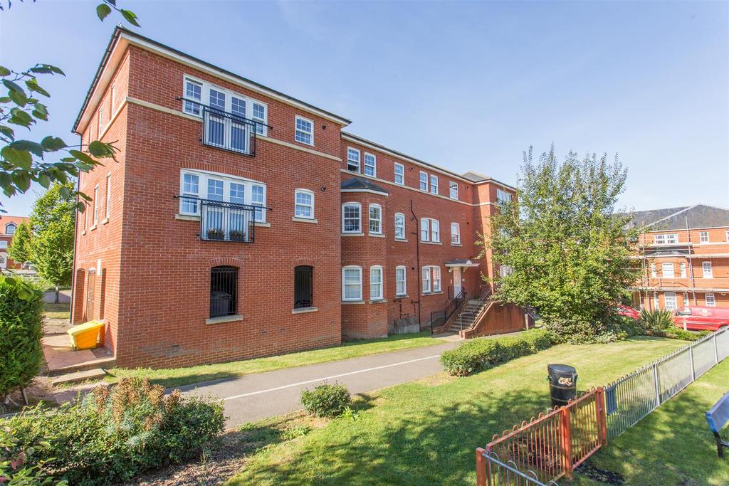 George Roche Road, Canterbury 2 bed apartment - £900 pcm (£208 pw)
