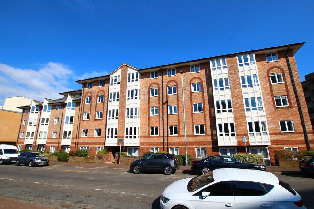 Trinity Place, Eastbourne, BN21 3DB 1 bed flat - £99,950