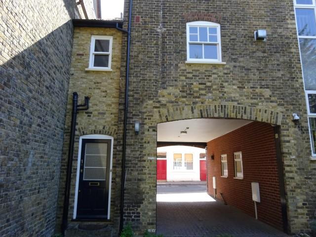 Crow Lane, Rochester ME1 2 bed maisonette - £950 pcm (£219 pw)