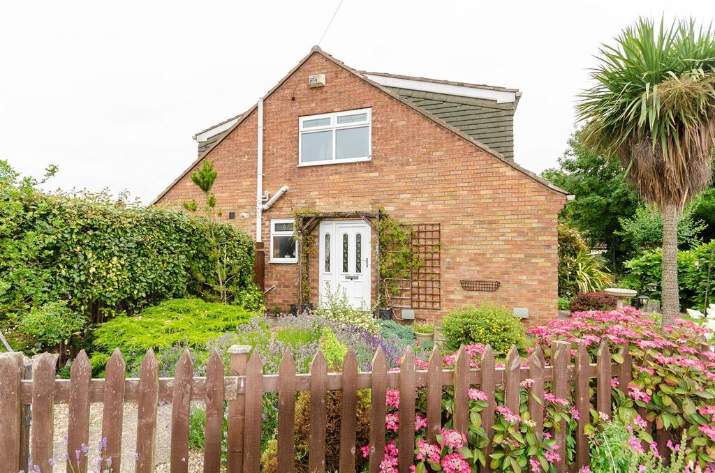 Maude Close, Keyingham, Hull 3 bed semi-detached bungalow - £175,000