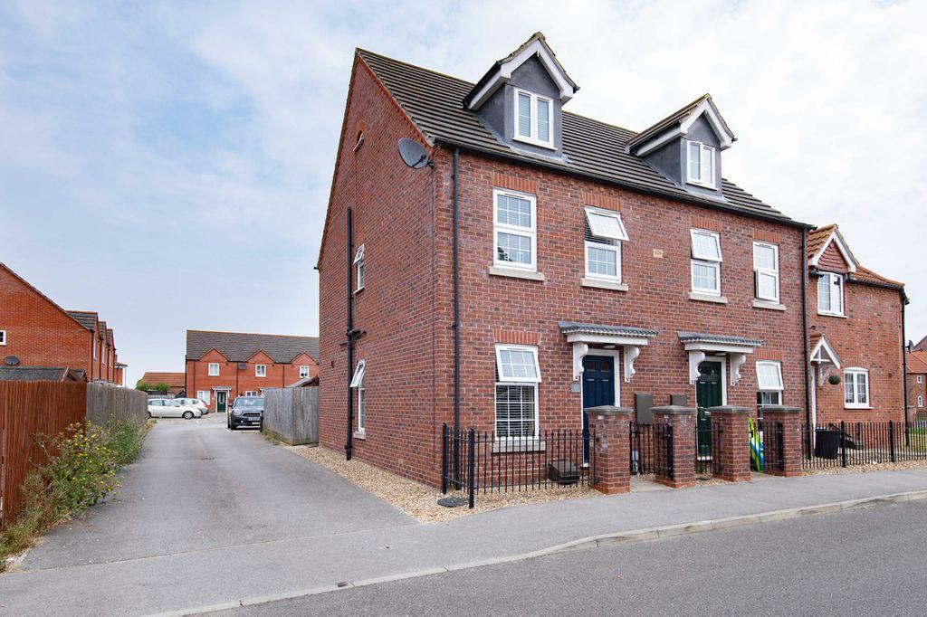 Poppy Close, Spalding PE11 3FQ 3 bed semi-detached house - £200,000